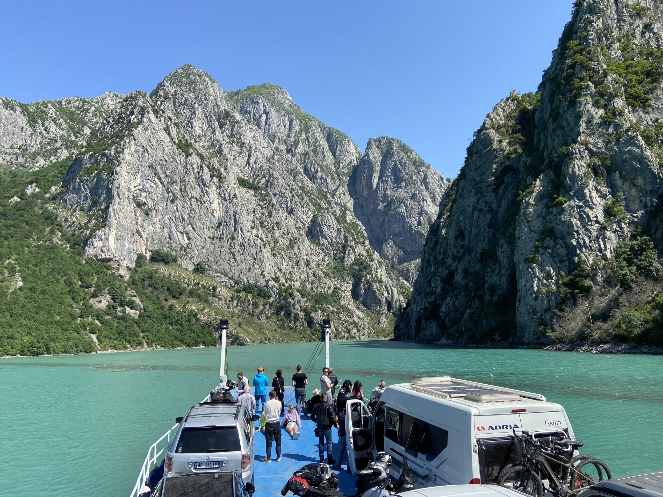 Bus-Abenteuer: Mit der Fähre über den Koman-Stausee - #reiselust